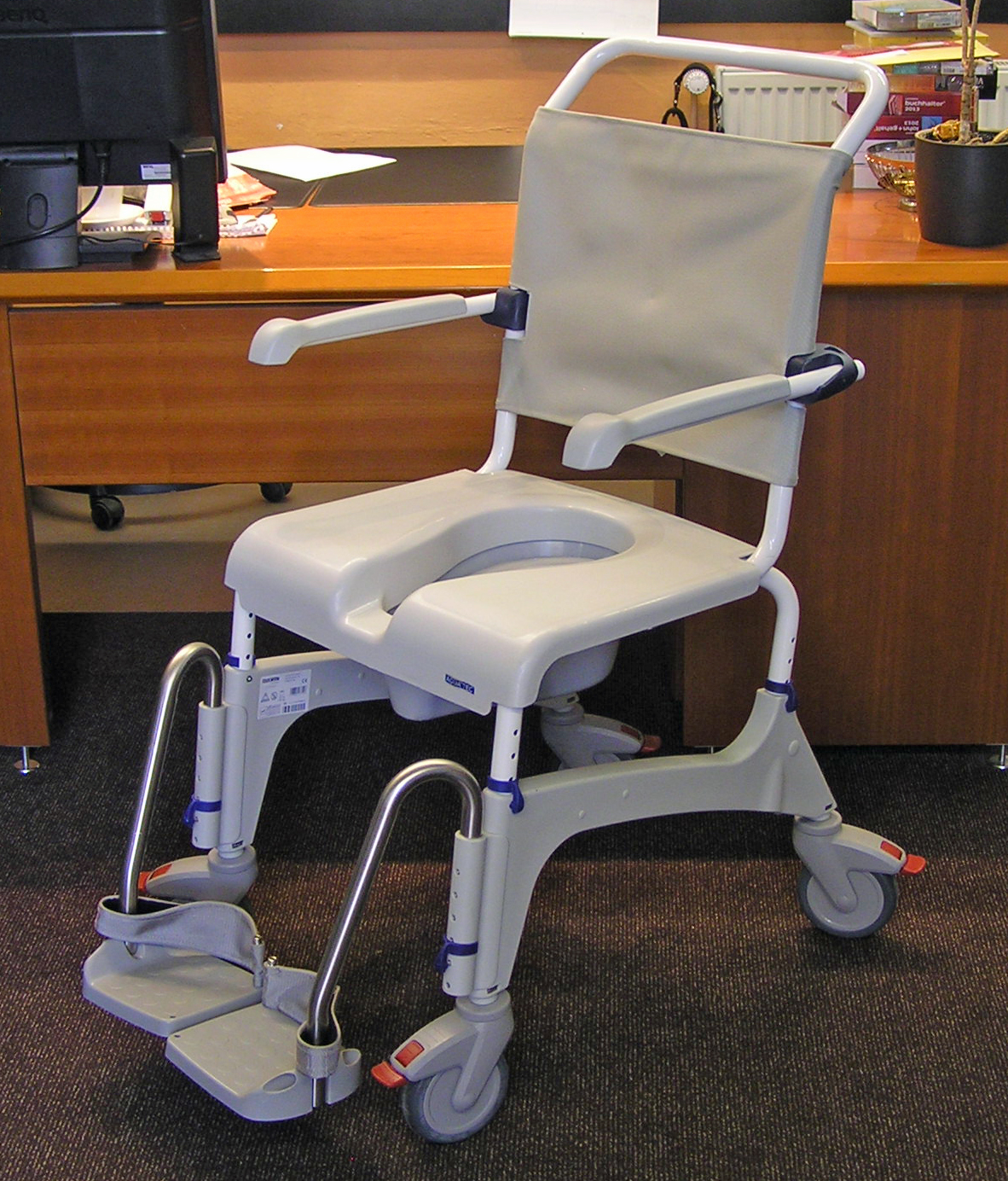 Aquatec Ocean Toilettenrollstuhl Duschrollstuhl + WC-Topf/Halter ...